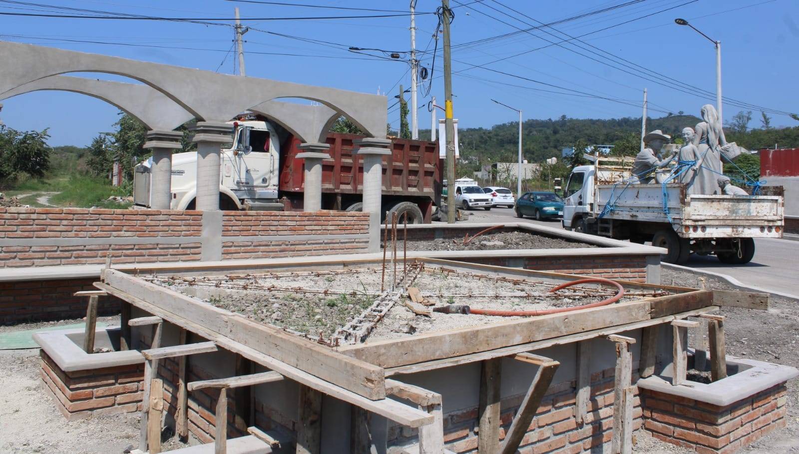 Ubican el monumento a la familia en el acceso a Coatzintla por el ...